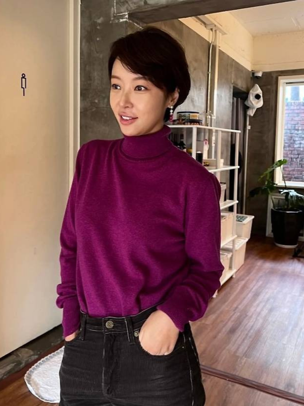 황정음 그대 모습은 보랏빛처럼 퍼플 터틀넥과 블랙 팬츠의 우아한 매치 스타와 라이프