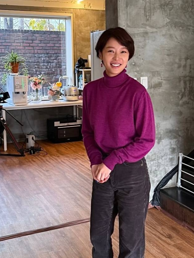 황정음 그대 모습은 보랏빛처럼 퍼플 터틀넥과 블랙 팬츠의 우아한 매치 스타와 라이프