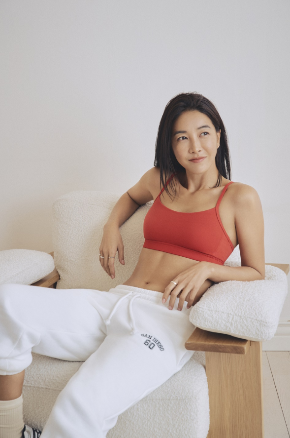 진서연 42세 맞아 탄탄한 자기관리 복근 퀸 슬림한 데님 핏도 세련된 스포티룩 뷰티는 내운명