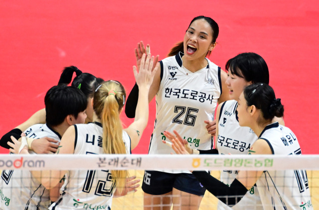 20살 신인왕의 블로킹쇼 197194cm Mb 듀오 제압했다국대 세터 결장에도 삼성화재 완파 Kb 3위 굳히기