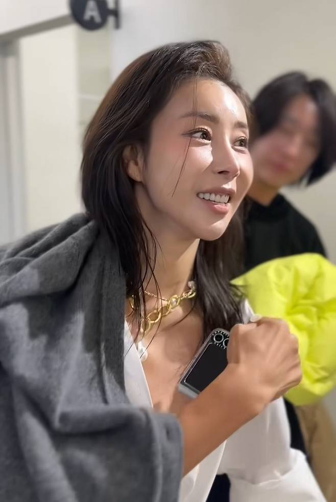 한다감 청담동에서 꾸미니 확 달라 단추 풀고 속살 드러낸 과감한 셔츠룩 뷰티는 내운명