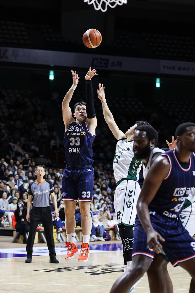 [BK 리뷰] '3점슛 17개 작렬' KCC, 접전 끝에 DB에 역전승... 6위 '한 게임 추격'