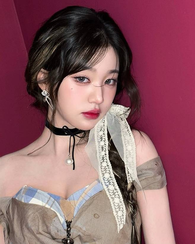 아이브 장원영 Ai인형 인줄 만화 찢고 나온 K팝 요정 오프숄더 드레스룩 패션엔