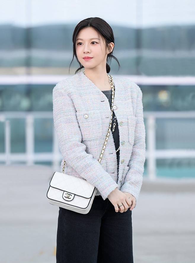 고윤정 샤넬의 오뜨꾸띄르의 초대 명절 앞두고 단아한 트위드룩 출국길 패션엔