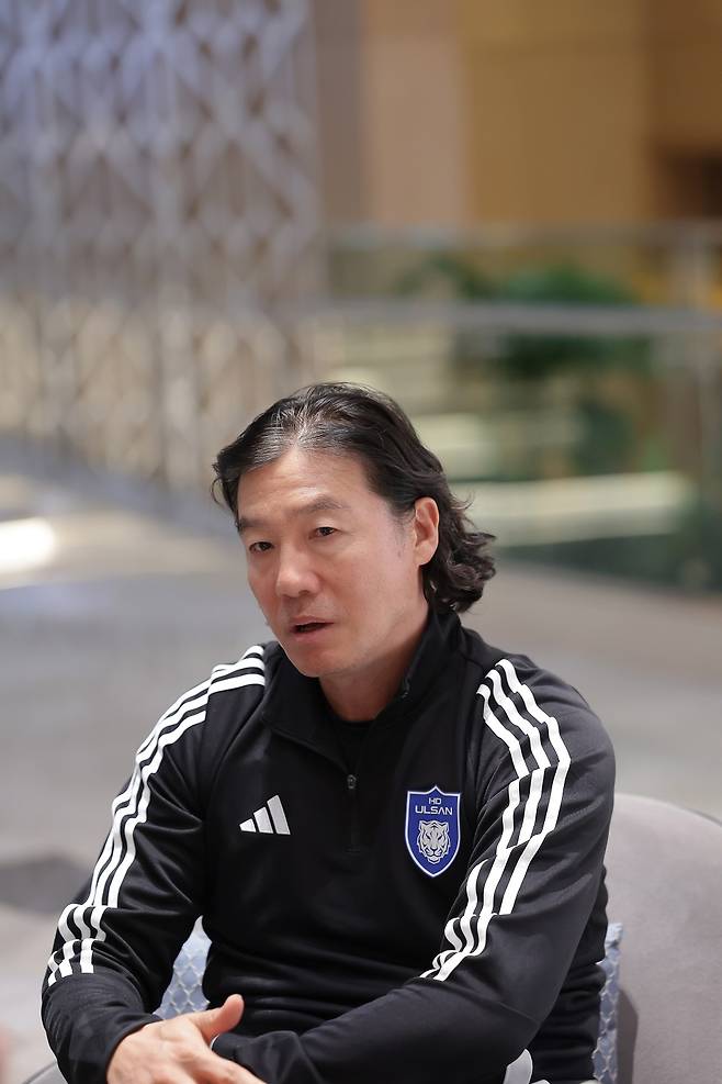 두바이 인터뷰 ‘챔피언 울산 Hd 김판곤 감독 상대 숨 못 쉬게 지배하는 축구” 2025시즌 출사표