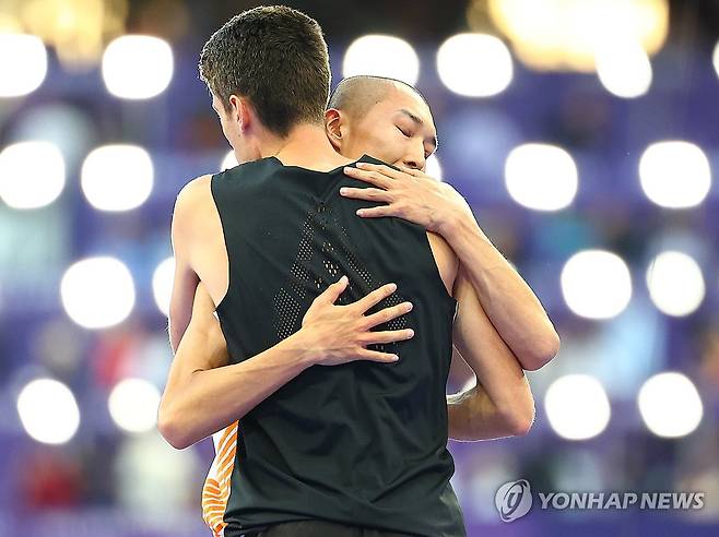 파리올림픽 높이뛰기 챔피언 커 올해 첫 경기 2m19로 우승
