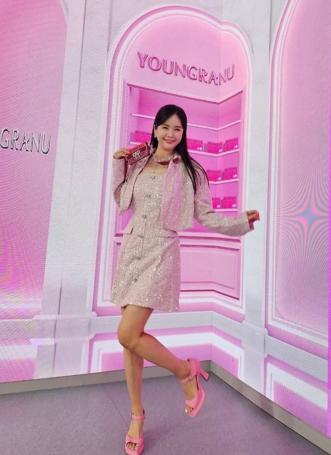 장영란 두아이 엄마는 잊어 소녀처럼 날았다 핑크 시퀸 투피스 셋업룩 패션엔
