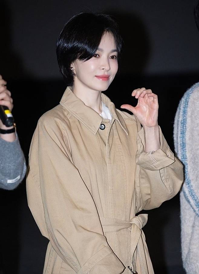송혜교 팬들 홀린 무대인사 러블리한 ‘니트 Vs 체크 Vs 코트 드뮤어룩 패션엔