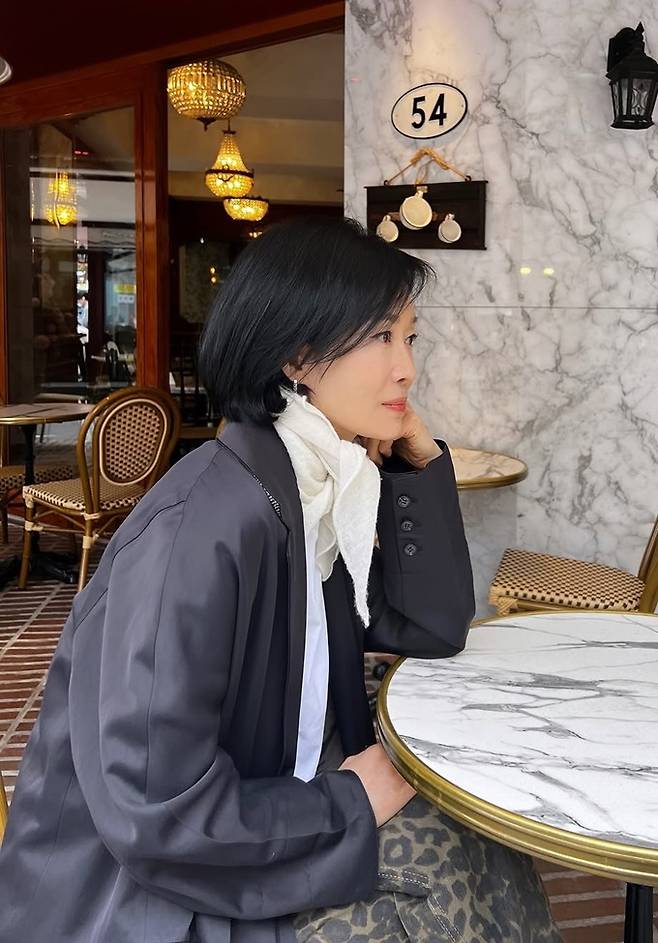 나영희 60대 스카프 품격 스카프 하나로 끝낸 우아한 품격 나들이룩 패션엔
