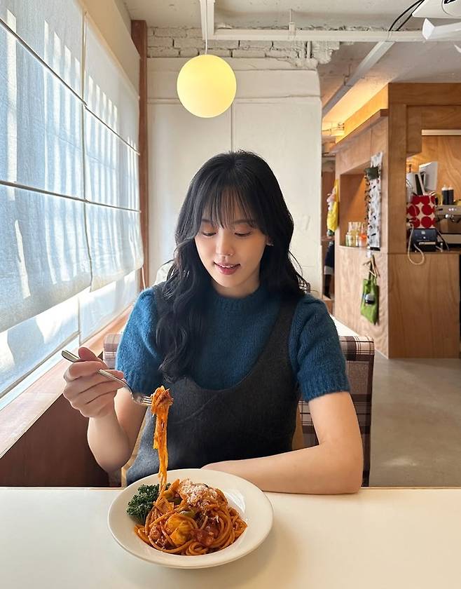 강한나 보기만 해도 청순 니트와 라운드 원피스 청순 여친미 레이어드룩 패션엔