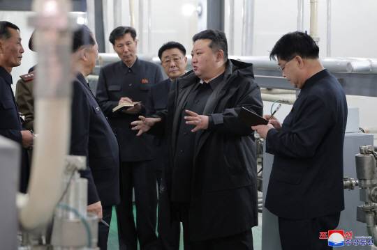 김정은 핵태세 무한진화가 입장”핵물질기지·무기연구소 지도