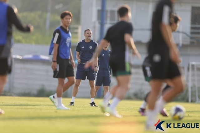 전북의 명가 재건 약속한 포옛 나무 아닌 숲 본다장기적으로 보고 있어 내년에 리그 우승 도전 Md방콕