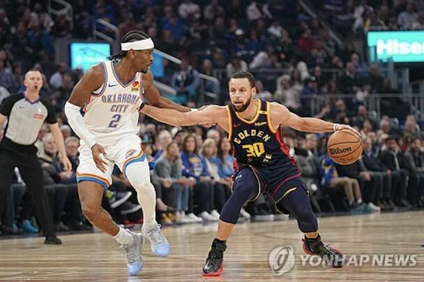 [NBA] ‘1쿼터 침묵 딛고 역전극’ 커리 돌아온 GSW, SGA 52점 앞세운 OKC에 신승