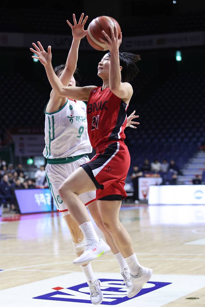 ‘김소니아 31점+3G 연속 더블더블’ BNK, 2차 연장 혈투 끝에 하나은행 제압…다시 단독 1위