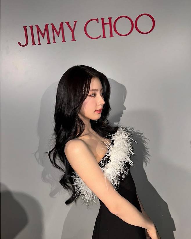 ‘너무 하얘 여리여리 매력 폭발 내가 제일 예쁘다는 여가수의 튜브탑 드레스룩 스타와 라이프