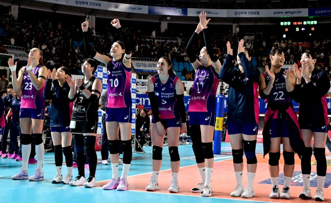 김연경피치 40점 대폭발 흥국생명 정관장 14연승 막고 선두 질주 우리카드는 Ok 꺾고 4위 유지 종합