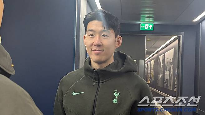 어린 시절 생각나더라 골골골 유스 3총사 꼭 껴안은 롤모델 손흥민전반 45분만 뛰고 Uel 최고 드리블러 등극→16강 직행