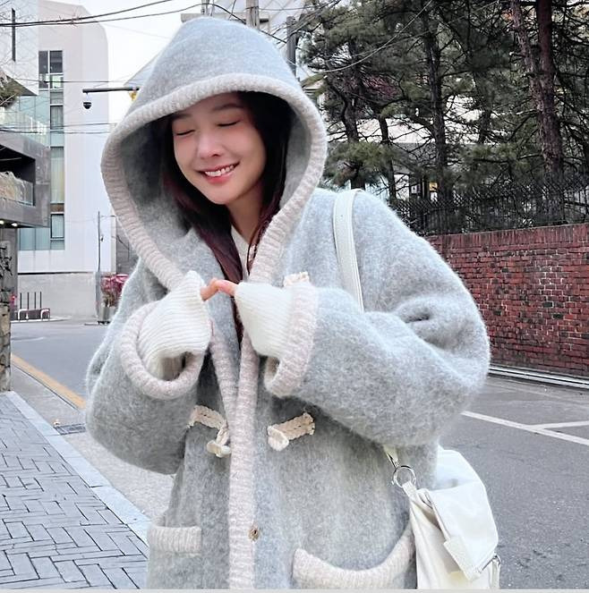 소유진 요즘 딱 어울리는 스타일 그레이 더플코트로 완성한 세련된 데일리룩 스타와 라이프
