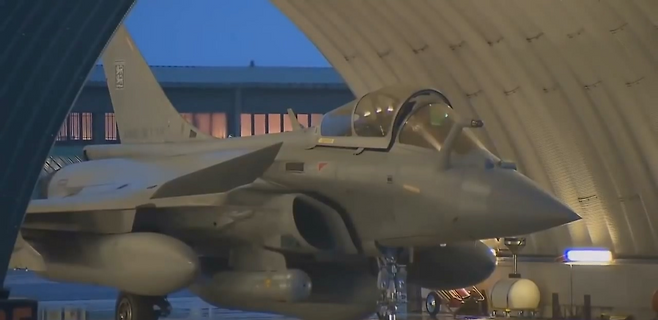 프랑스 라팔 전투기가 항공모함에서 출격한다 뛰어난 기동성에 폭장량까지 명품 전투기의 위력 군사돋보기