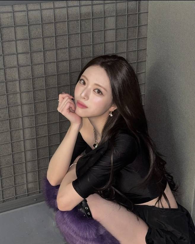 이렇게 예쁜데목소리 쨍한 게 단점 악플이 신경쓰여 갇혀 지냈던 여가수 미니스커트룩 대본은 내운명