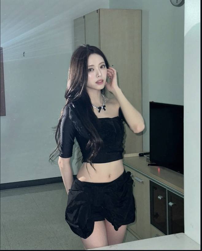 이렇게 예쁜데목소리 쨍한 게 단점 악플이 신경쓰여 갇혀 지냈던 여가수 미니스커트룩 대본은 내운명