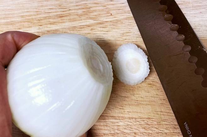 양파를 전자레인지에 돌렸을 뿐인데 효과에 박수가 절로 나옵니다~ 쏙쏙팁