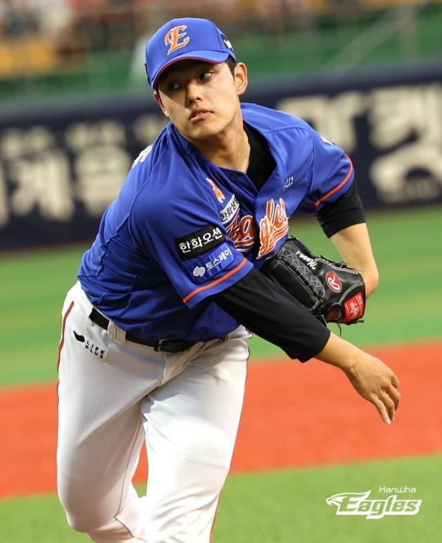 “문동주 아프고 싶어서 아픈 건 아니지만…시즌 완주하길” KBO 112승 좌완의 응원, 그 괴로움 제일 잘 안다