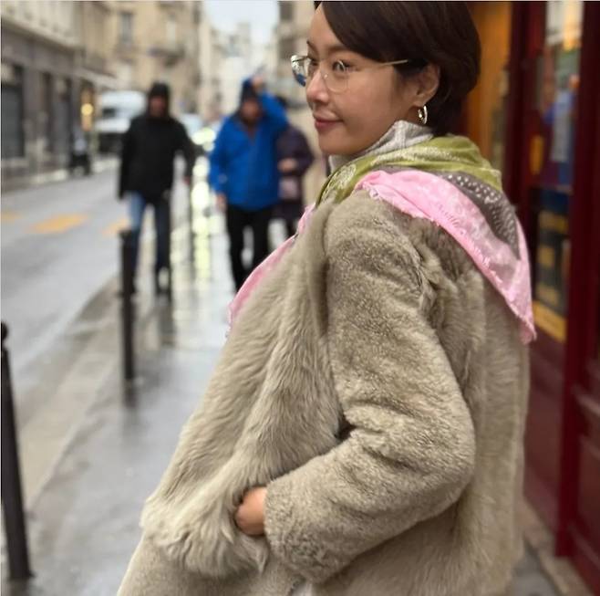 황정음 유럽 거리의 패셔니스타 우아한 스카프에 금테 안경 지성미 퍼 재킷룩 대본은 내운명