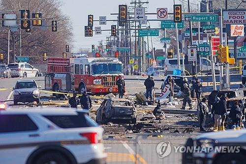 美 의료수송기 추락 사고 사망자 7명으로 증가지상피해자 추가