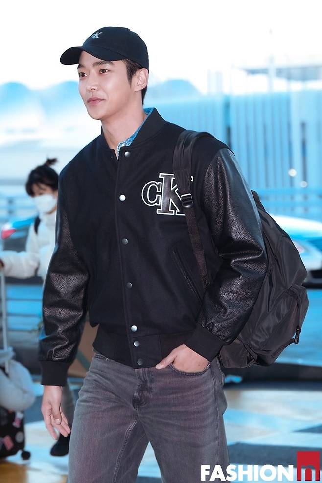 로운 공항 들썩인 조각남 볼캡에 봄버 재킷 스마트한 뉴욕 출국룩 패션엔