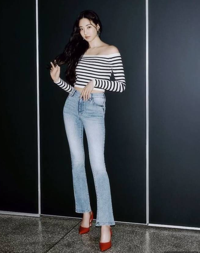 ‘당근만 먹고 이 몸매 46세 여배우 20대 몸매로 소화한 데님룩 스타와 라이프