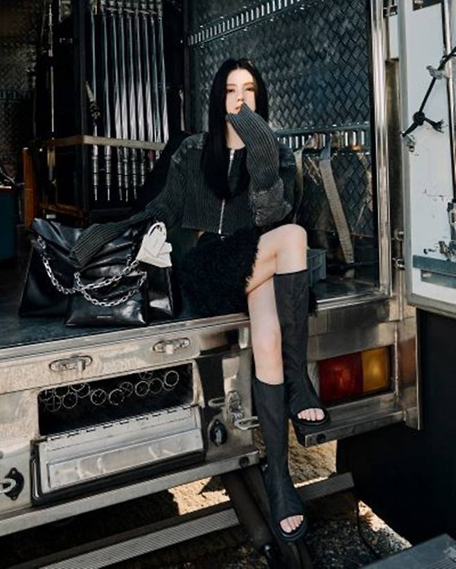 한소희 복근 드러낸 핫한 봄의 잇걸 크롭 집업에 깃털 미니 스프링룩 패션엔