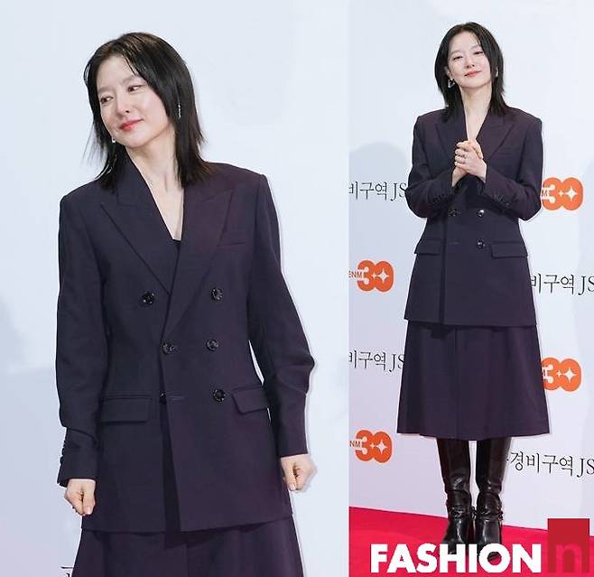 이영애 품격있는 외출 우아함이 깃든 클래식한 스커트 슈트룩 패션엔