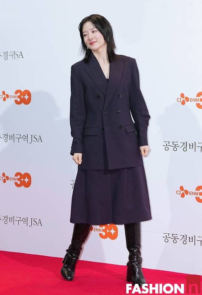 이영애 품격있는 외출 우아함이 깃든 클래식한 스커트 슈트룩 패션엔
