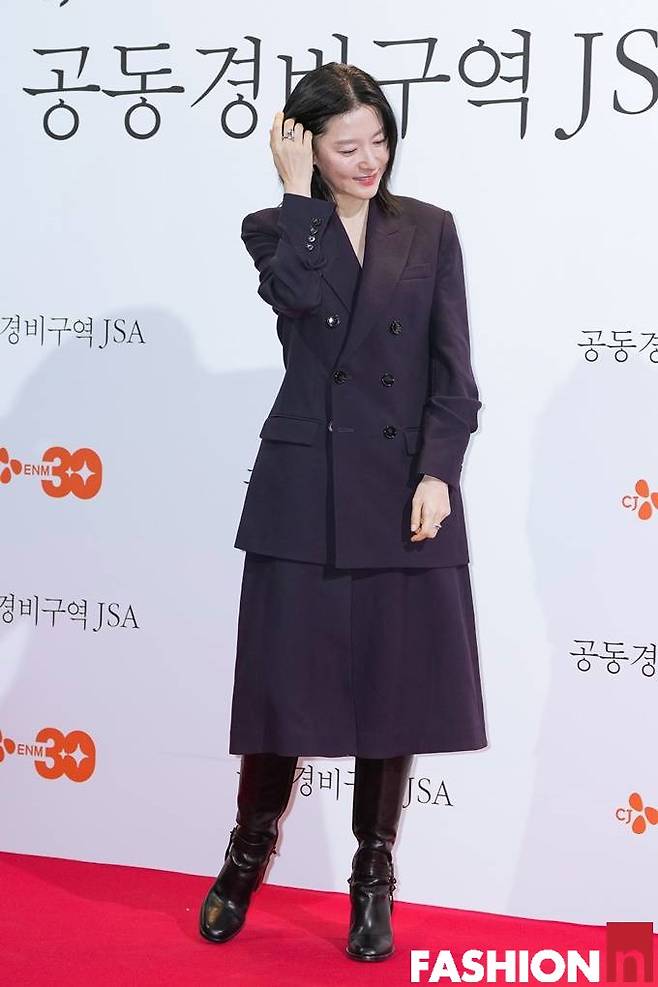 이영애 품격있는 외출 우아함이 깃든 클래식한 스커트 슈트룩 패션엔