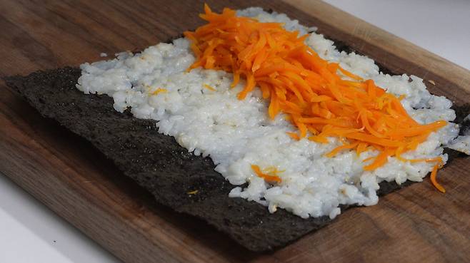 김밥 그냥 싸지 마세요 김밥 절대 터지지 않고 예쁘게 싸는 방법 꿀하우스