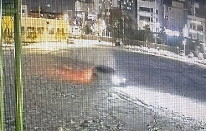 15억 인조잔디 훼손 ‘드리프트 운전자 학교 찾아 사죄