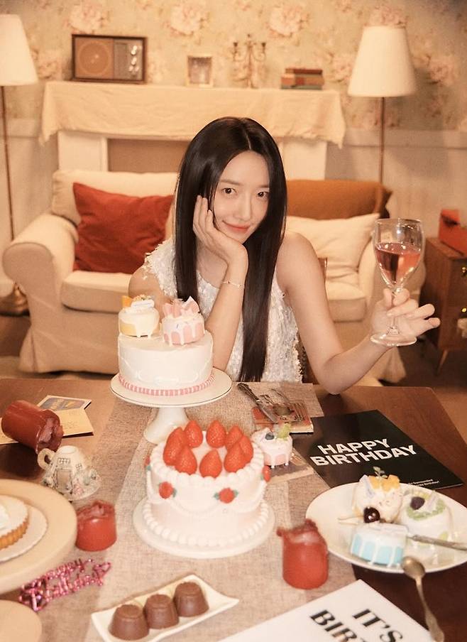 표예진 33세 여배우 생파룩 로맨틱하거나 섹시 ‘스팽글 Vs 민소매 원피스룩 패션엔