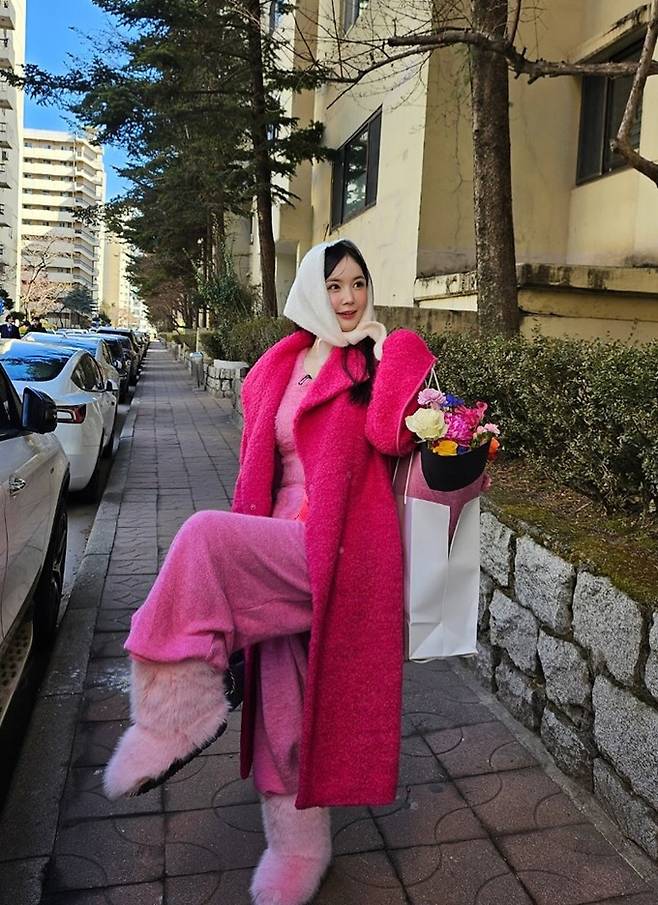 장영란 스카프 쓰니 인형 지디 따라하기 대성공 45세 나이 잊은 초동안 핑크룩 패션엔