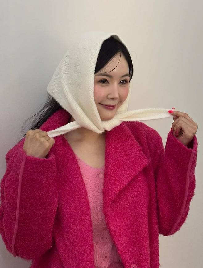 장영란 스카프 쓰니 인형 지디 따라하기 대성공 45세 나이 잊은 초동안 핑크룩 패션엔