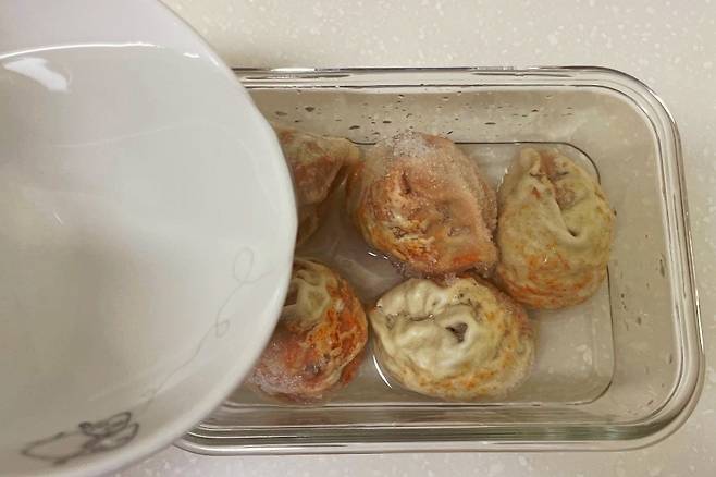 냉동만두에 물을 부어보세요 효과에 온 가족이 칭찬하네요~ 쏙쏙팁