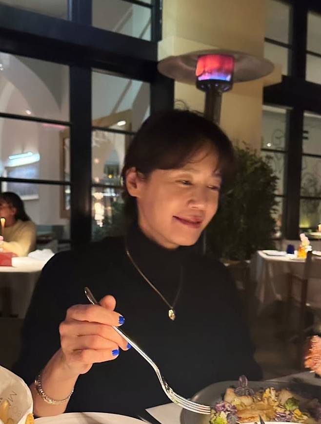 김지호 꼭 닮은 23살 딸과 La 여행 자매 같은 닮은꼴 스타일 코트 여행룩 패션엔