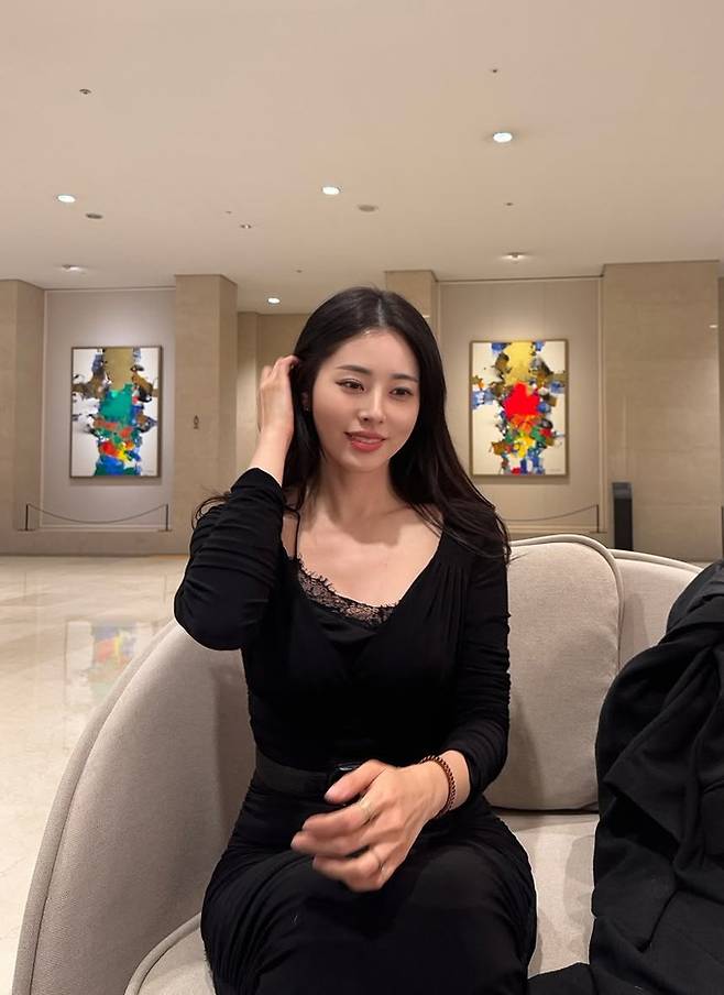 ‘예비신부 서동주 앉아도 개미허리 더 예뻐진 S라인 블랙 벨티드 원피스룩 패션엔