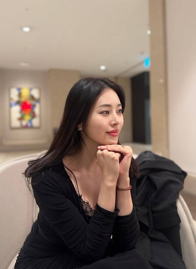 ‘예비신부 서동주 앉아도 개미허리 더 예뻐진 S라인 블랙 벨티드 원피스룩 패션엔