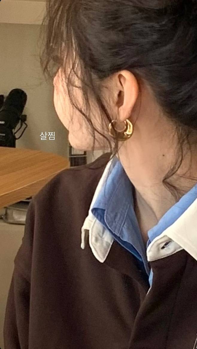 강민경 피자 한조각에 살쪘다고 엄살 안경 걸친 친근감 100배 맨투맨 쇼츠룩 대본은 내운명