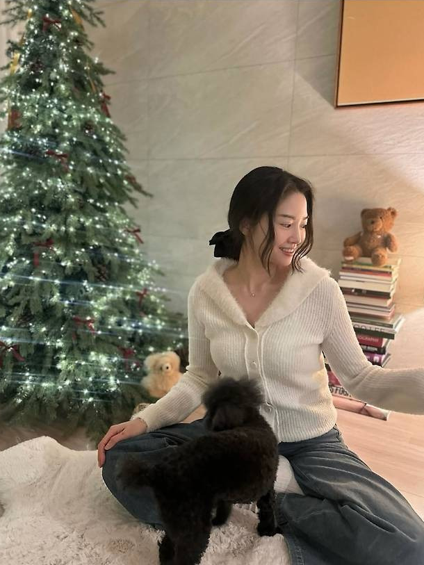 심플한데 이렇게 예쁘면 반칙 유명 가수 아내 니트청바지로 꾸안꾸 완성 스타와 라이프