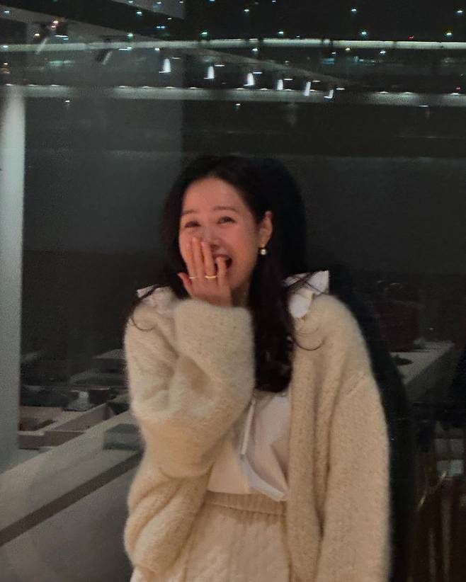 손예진 43살 맞아 백설공주 같은 미모 스타픽