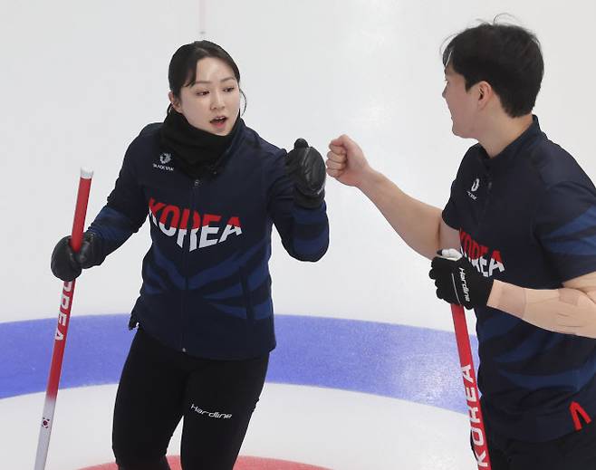 ‘은메달 확보 컬링 믹스더블 중국에 설욕하고 결승행 일본과 격돌