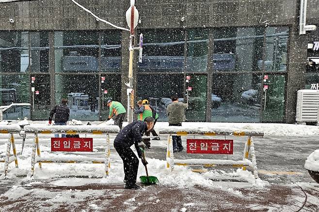 부천시 한파·폭설에 비상근무·밤샘 제설작업1100명 인력 투입