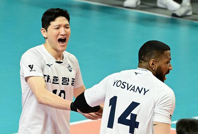5r까지 풀세트만 4번혈투 끝에 웃은 대한항공 우리카드는 연패